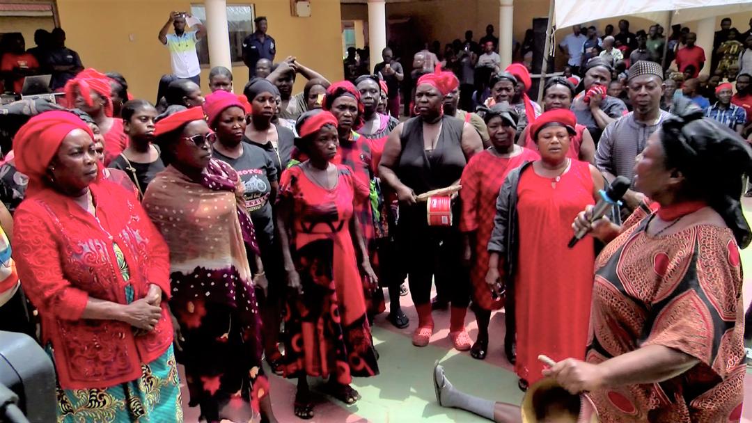 Abandoned market project forces Mamponteng traders to ply ware under ...