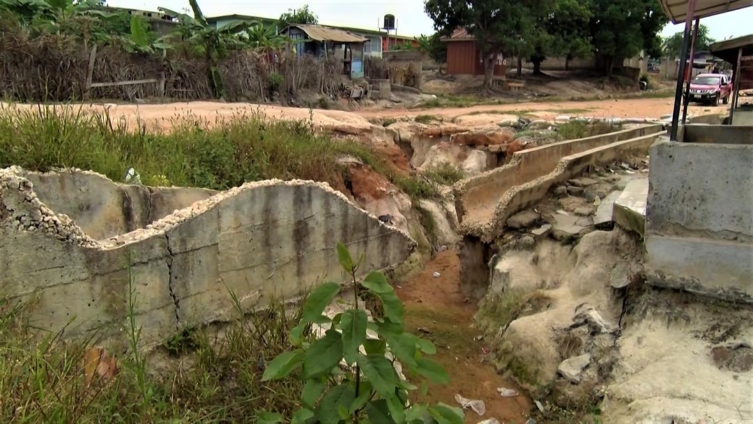 Residents of Kokoano live in fear as 2-year-old gully on their road ...